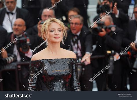 Virginie Efira Depart Screening Sibyl During Foto Stock 1410484475