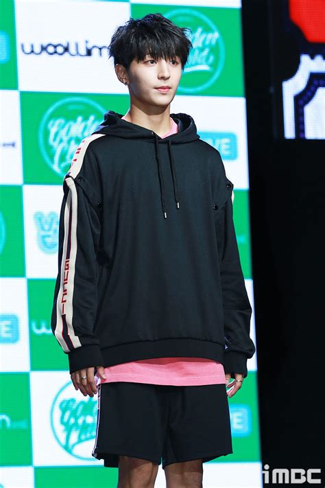 [포토] 골든차일드 Y 긴장한 듯 로봇처럼 굳은 포즈