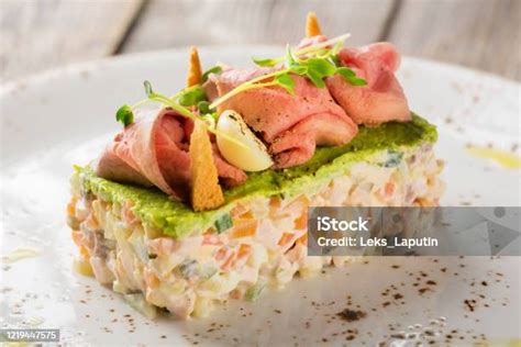 야채와 고기와 러시아 전통 샐러드 올리비에 회색 나무 배경에 접시에 샐러드 감자 요리에 대한 스톡 사진 및 기타 이미지 감자 요리 고기 고명 Istock