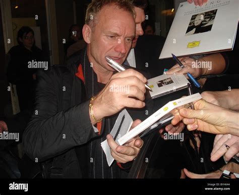 Sting Aka Gordon Sumner De Signer Des Autographes Pendant Quil Part La Salle De Concert