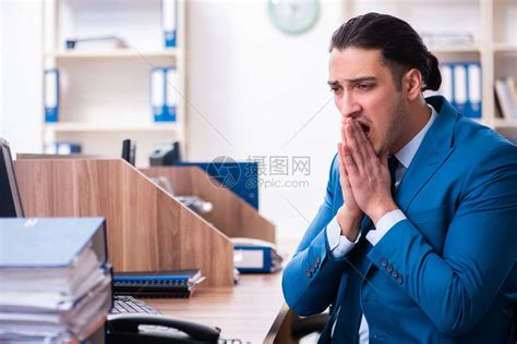 坐在办公室里的年轻英俊的高清图片下载 正版图片503724514 摄图网
