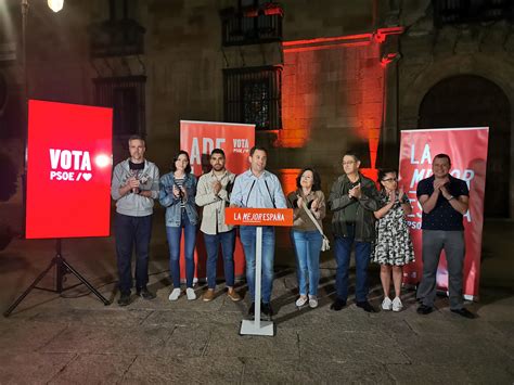 La Candidatura Del Psoe Participa En La Tradicional Pegada De Carteles