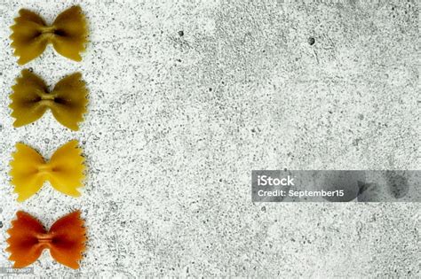 조리되지 않은 파스타의 종류 녹색 노란색 과 빨간색 파스타 Farfalle 밝은 콘크리트 배경에 건조 위에서 촬영 플랫 레이 상단 보기 복사 공간 0명에 대한 스톡 사진 및