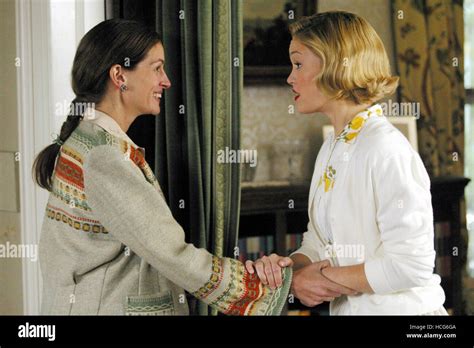 MONA LISA SMILE Julia Roberts Julia Stiles C Columbia Courtesy Everett Collection