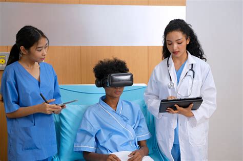 의사는 병실에서 환자를 방문 할 것입니다 가상현실에 대한 스톡 사진 및 기타 이미지 가상현실 가상현실 시뮬레이터 환자 Istock