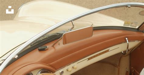 스티어링 휠과 대시보드가 있는 자동차 내부 사진 Unsplash의 무료 바퀴 이미지