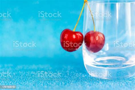 달콤한 체리 빨간 체리는 투명 유리에 걸려 있습니다 잘 익은 베리 프리젠 테이션 및 그래픽 작품을위한 밝은 여름 배경 0명에 대한 스톡 사진 및 기타 이미지 Istock