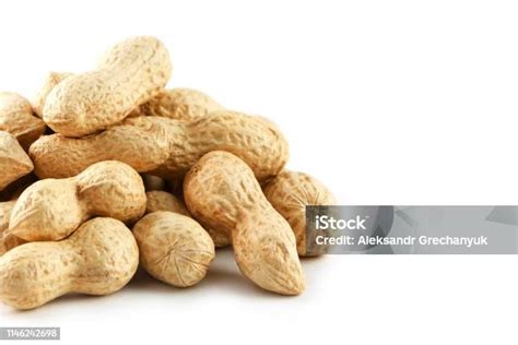 땅콩 흰색 배경에 고립 된 두 개의 껍질을 벗 긴 너트 땅콩 매크로입니다 0명에 대한 스톡 사진 및 기타 이미지 0명