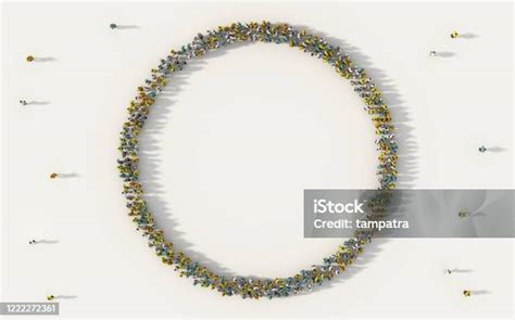 흰색 배경에 소셜 미디어와 지역 사회 개념에 원 또는 반지 기호를 형성하는 사람들의 큰 그룹 위에서 군중 그림의 3d 기호가 함께 모여 군중에 대한 스톡 사진 및 기타