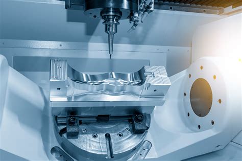 단단한 볼 엔드 밀 공구로 자동차 금형 부품을 절단하는 5 축 Cnc 밀링 기계 0명에 대한 스톡 사진 및 기타 이미지 0명