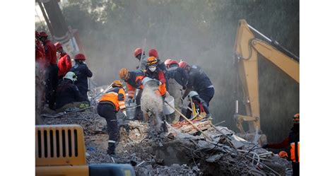 Спасители извадиха две момичета живи изпод руините от земетресението в Измир Снимки