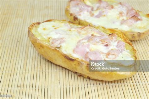 햄과 치즈는 나무 표면에 채워 구운 감자의 높은 각도 보기 구은 감자에 대한 스톡 사진 및 기타 이미지 구은 감자 햄 0