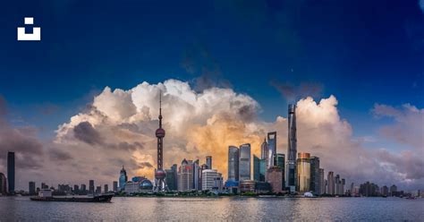 낮에는 파란색과 흰색 흐린 하늘 아래 도시 스카이 라인 사진 Unsplash의 무료 상하이 이미지