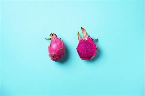 파란색 배경에 핑크 피타 하야 또는 드래곤 과일입니다 맨 위 보기 공간을 복사합니다 창조적 인 디자인 배너 여름 시간입니다 열대 여행 이국적인 과일 비건 및 채식주의 개념