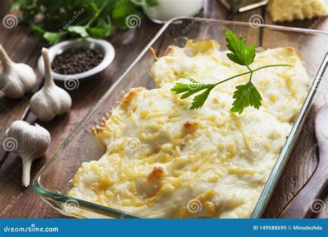 Ca Arola Com Peixes E Batatas Imagem De Stock Imagem De Cozido Batatas
