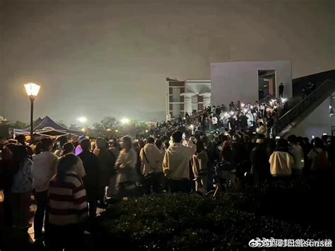Yt Cha On Twitter 新疆火灾 新疆乌鲁木齐 今天的南京传媒学院，悼念新疆死者抗议