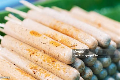 김이 모락모락 나는 베트남 돼지 고기 소시지 그릴 태국 길거리 음식 시장 의 닫기 0명에 대한 스톡 사진 및 기타 이미지 0명 가지 식물 부위 건강한 생활방식