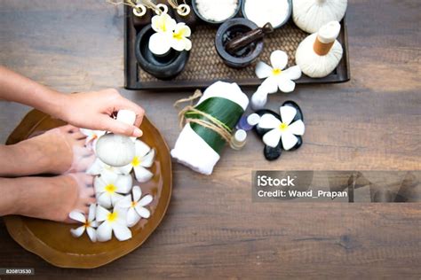 스파 트리트먼트와 여성 피트 및 매니큐어 제품 스파 태국 선택 초점을 손톱 건강 한 개념입니다 개념에 대한 스톡 사진 및 기타 이미지 Istock