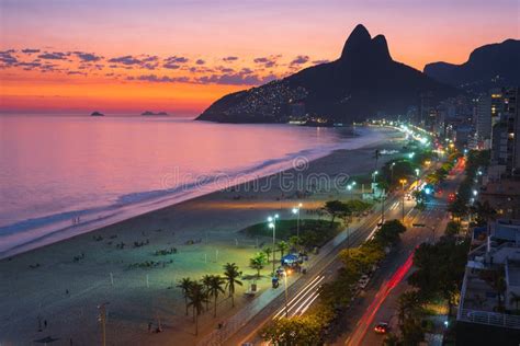 Playa De Ipanema Y Leblon En Río De Janeiro Por La Noche Foto de