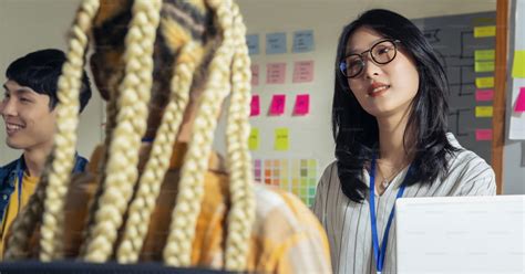 Ux Ui Desiner 여성 취업 면접 중 여성과 스마트 기술 스타트업 회사의 세 스타트업 창업자 구성원 현대 사무실 작업