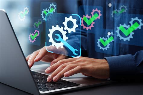 코딩 및 개발 자동화 자동화된 유지 관리 및 시스템 업데이트 랩톱 컴퓨터를 사용하여 시스템을 최적화하고 개선하는 엔지니어 개념에 대한 스톡 사진 및 기타 이미지 Istock