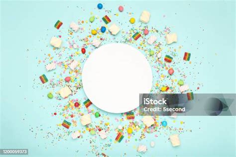 파란색 배경에 다양한 파티 항목과 사탕다채로운 평면 평신도 구성 개체 그룹에 대한 스톡 사진 및 기타 이미지 개체 그룹 공휴일 구도 Istock