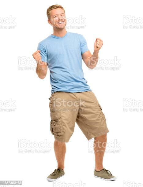 스튜디오에서 혼자 서서 응원하는 잘생긴 청년의 전체 길이 샷 25 29세에 대한 스톡 사진 및 기타 이미지 25 29세 30 39세 개성 개념 Istock