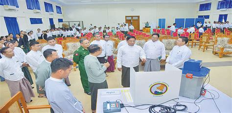 ပြည်ထောင်စုရွေးကောက်ပွဲကော်မရှင်က ကာကွယ်ရေးဝန်ကြီးဌာန၌ မြန်မာအီလက်ထရောနစ် မဲပေးစက်နှင့် စပ်လျဉ