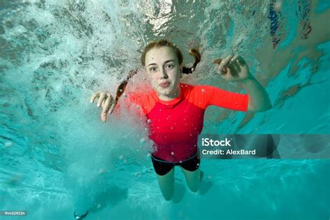 아름 다운 여자는 파란색 바탕에 빨간 수영복에 수 중 수영 하 고 나 보인다 초상화입니다 클로즈업입니다 가로 방향 건강한 생활