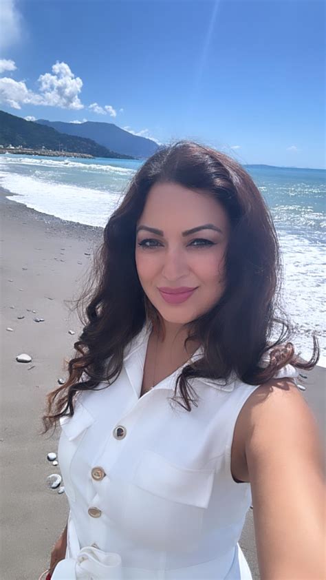 Mariyam On Beach Rbeautifuldesimodels