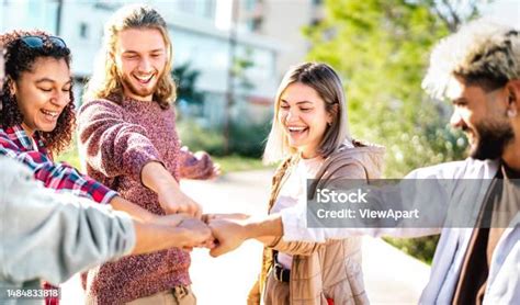 젊은 밀레니얼 세대의 가장 친한 친구들이 화합 움직임에 주먹을 부딪치고 있다 Z세대 학생들이 함께 즐거운 시간을 보내는 다문화 라이프 스타일 올바른 여자 얼굴과 팀 우정
