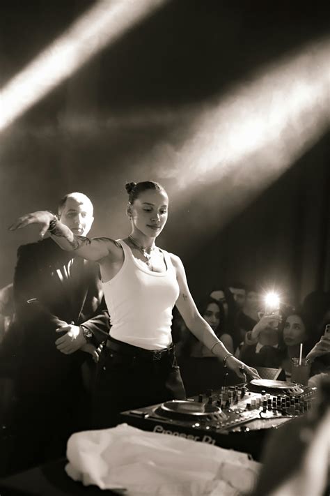 흑백으로 펼쳐지는 생동감 넘치는 나이트클럽 Dj 퍼포먼스 · 무료 스톡 사진