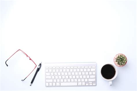 플랫 레이 탑 뷰 사무실 책상입니다 작업 공간 컴퓨터 키보드 펜 선인장 안경 및 흰색 배경에 커피 컵 0명에 대한 스톡 사진 및 기타 이미지 Istock