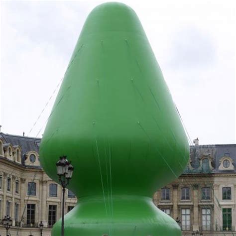 Un Sapin De Noël Comparé Avec Sex Toy Sur La Place Vendôme à Paris
