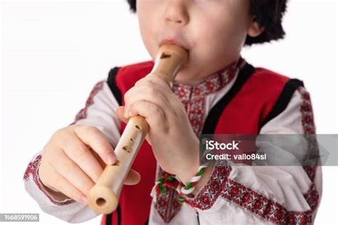 봄 꽃 헌병과 수제 양모 팔찌 마르테니차 상징 바바 마르타와 전통 민속 의상을 입은 불가리아 소년 Martenitsa에 대한 스톡 사진 및 기타 이미지 Istock