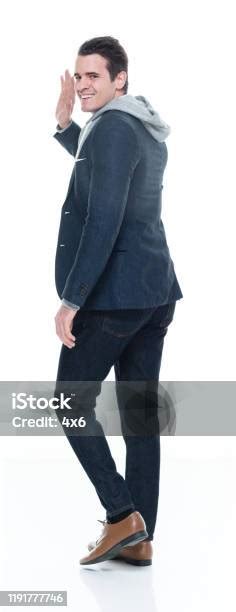 2029세 성인 잘생긴 분청년 남성청년 사업가사무실에서 인사손 흔들기손손 길쭉한손 뻗은 모습의 1인1인전체 길이후방 보기 손 흔들기에 대한 스톡 사진 및 기타 이미지