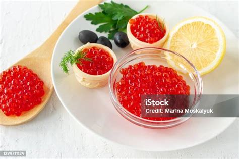 버터와 붉은 캐비어를 곁들인 타르틀릿 미식가 음식 애피타이저 델리 카트 슨 해산물 0명에 대한 스톡 사진 및 기타 이미지 0