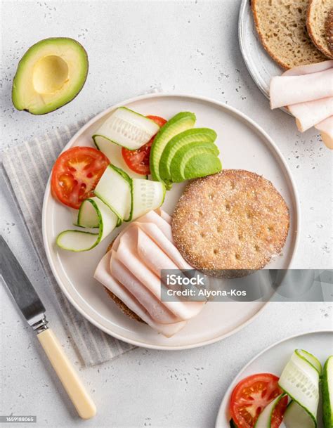 흰색 세라믹 접시에 칠면조 또는 치킨 햄 얇게 썬 오이 아보카도 조각 신선한 토마토를 곁들인 샌드위치를 엽니다 복사 공간 높은 전망 건강한 생활방식에 대한 스톡 사진 및