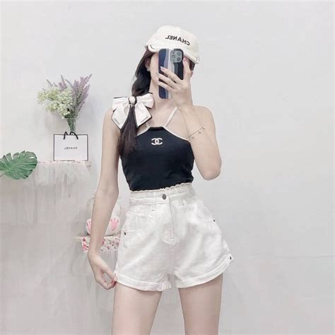 528 1 กางเกงยีนขาสั้นเอวสูงทรงบาบี้เเต่งเย็บขาพับทรงเว้าจีบข้าง ดีเทลเอวเเต่งขอบลูกไม้สีขาว งาน