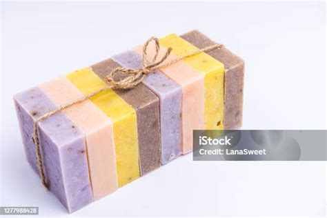 허브 꽃 에센셜 오일천연 수제 비누 바 유기농 재료로 만든 수제 미용 제품 스파 유기농 비누 클로즈업 0명에 대한 스톡 사진 및 기타 이미지 Istock