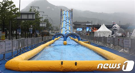 광화문 도심 속 워터슬라이드 호우특보에 취소