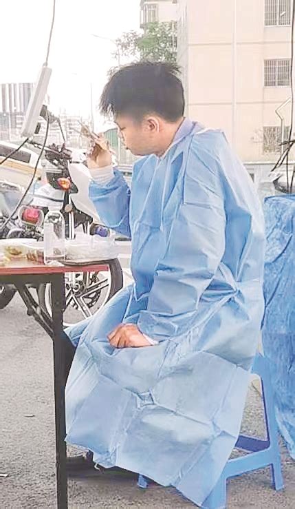 羊城晚报 他夹起一块肉，然后睡着了