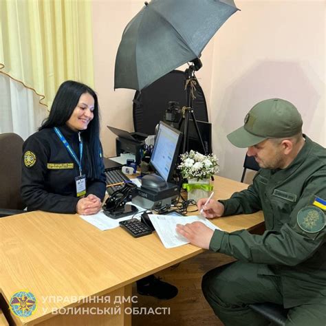 На Волині оформили Id картку військовому капелану з Нацгвардії Державна міграційна служба