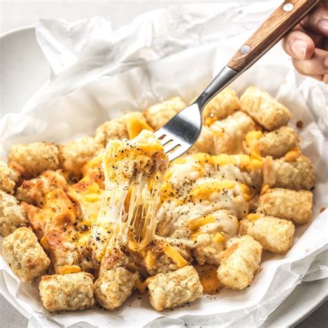 냉동에서 멋진 요리로 변신하는 음식이 있다 네 맞아요 감자가 바로 그 주인공이죠 쭈욱 늘어나는 모짜렐라 치즈를 곁들인 테이터펍스는 맥주와 함께 먹기에 정말 완벽해요