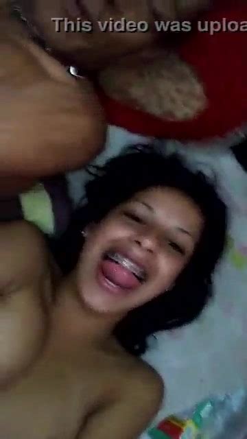 뜨거운 우유를 마시고 흥분하는 장난꾸러기 소녀 Cnn Amador 뜨거운 우유를 마시고 흥분하는 장난꾸러기 소녀 Cnn Amador