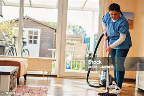 가사 청소 서비스 집에서 바닥을 진공 청소기로 청소하는 가사 도우미 45 49세에 대한 스톡 사진 및 기타 이미지 45 49세 가사 집안일 가정 생활 Istock