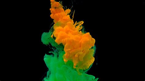 검은 색 배경에 물에 녹색과 노란색 수채화 잉크 파도와 녹색과 노란색 색상의 방울 우주 마법 배경 잉크의 녹색과 노란색 구름 강렬하고 밝은 색상에 대한 스톡 사진 및 기타