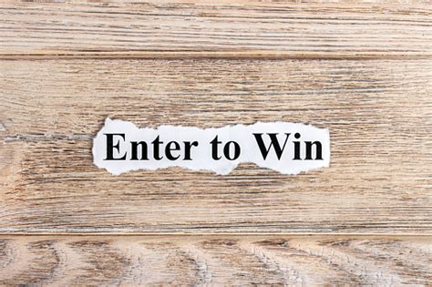 승 종이에 텍스트를 입력 합니다 단어는 찢어진된 종이에 승리를 입력 합니다 컨셉 이미지 검은색에 대한 스톡 사진 및 기타 이미지 검은색 증정품 갈색 Istock