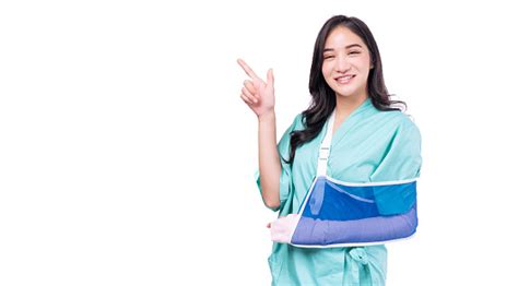 부상당한 아시아 여성은 흰색 배경에 복사 공간을 가리키는 고통스러운 사용 손가락을 착용합니다 상처 흥분 부상 여성 정형 외과 부러진 팔 부목 손 사고 이상 고립 광고 보험