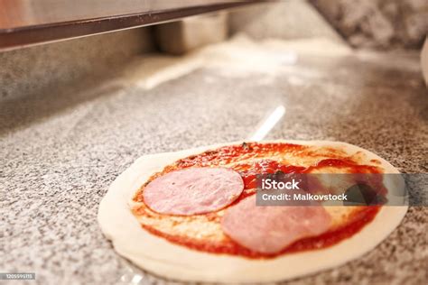 요리 피자 치즈와 햄 충전 반죽 프리 폼에 재료를 배치합니다 부엌에서 균일 한 흰색 앞치마 요리사의 요리사 베이커의 클로즈업 핸드 냉동식품에 대한 스톡 사진 및 기타 이미지